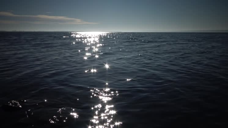 Video: Glare of the sun on the water. Clear sea water, sun sparks on ...