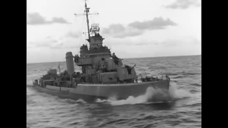 Video: An American naval convoy enters the port of Gibraltar en route ...