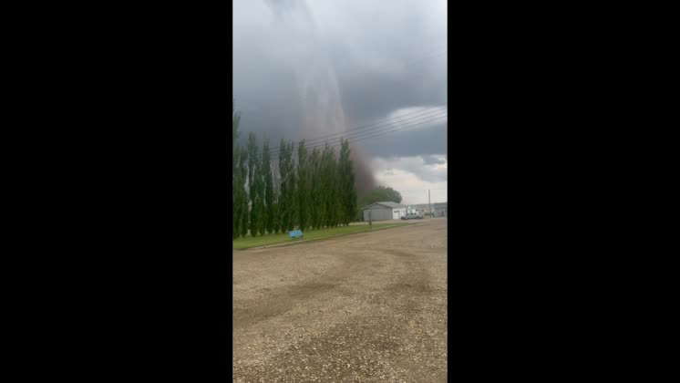 Video: Extraordinary landspout tornado captured on video in Edberg ...